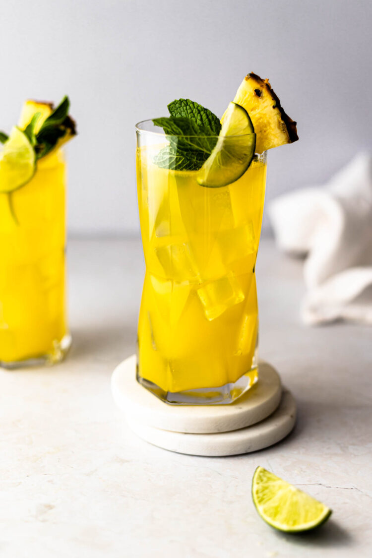 Pineapple Agua Fresca (How to make Agua Fresca de Piña)